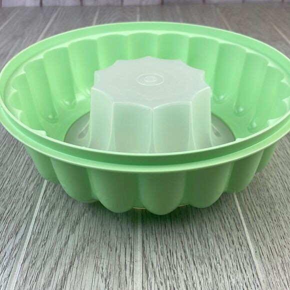 Tupperware | Kitchen | Vintage Tupperwarejel N Serve ...